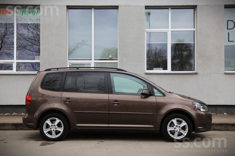 Brown Volkswagen Touran 2011 in Riga, with an engine capacity of 1.60 L and mileage of 305 thousand km for 4495 €, photo 4 on AUTOMOTO.COM.LV