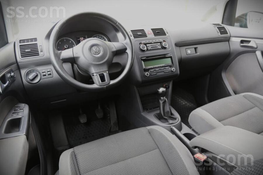 Brown Volkswagen Touran 2011 in Riga, with an engine capacity of 1.60 L and mileage of 305 thousand km for 4495 €, photo 9 on AUTOMOTO.COM.LV