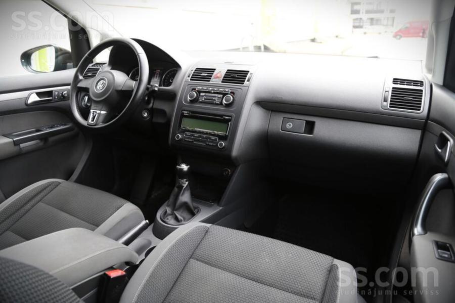 Brown Volkswagen Touran 2011 in Riga, with an engine capacity of 1.60 L and mileage of 305 thousand km for 4495 €, photo 11 on AUTOMOTO.COM.LV