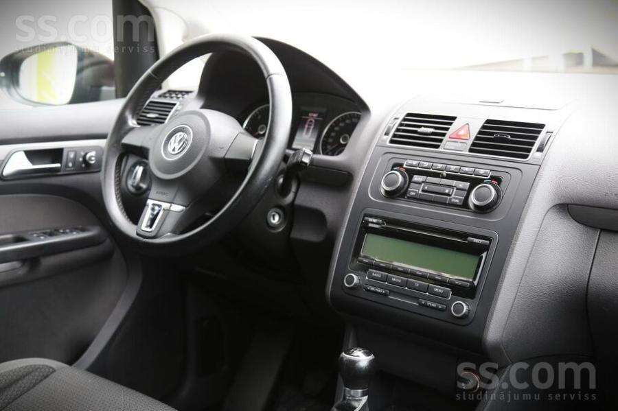 Brown Volkswagen Touran 2011 in Riga, with an engine capacity of 1.60 L and mileage of 305 thousand km for 4495 €, photo 12 on AUTOMOTO.COM.LV