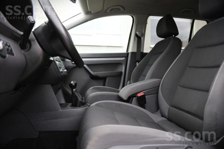 Brown Volkswagen Touran 2011 in Riga, with an engine capacity of 1.60 L and mileage of 305 thousand km for 4495 €, photo 13 on AUTOMOTO.COM.LV