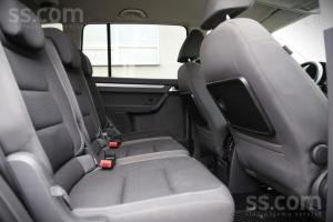 Brown Volkswagen Touran 2011 in Riga, with an engine capacity of 1.60 L and mileage of 305 thousand km for 4495 €, photo 15 on AUTOMOTO.COM.LV