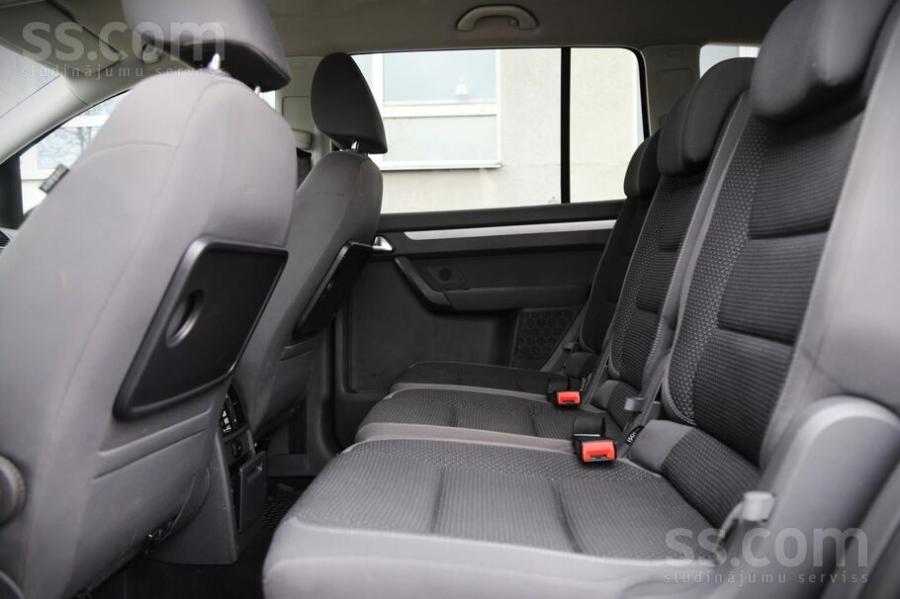 Brown Volkswagen Touran 2011 in Riga, with an engine capacity of 1.60 L and mileage of 305 thousand km for 4495 €, photo 16 on AUTOMOTO.COM.LV