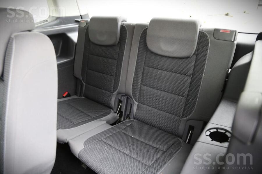 Brown Volkswagen Touran 2011 in Riga, with an engine capacity of 1.60 L and mileage of 305 thousand km for 4495 €, photo 17 on AUTOMOTO.COM.LV