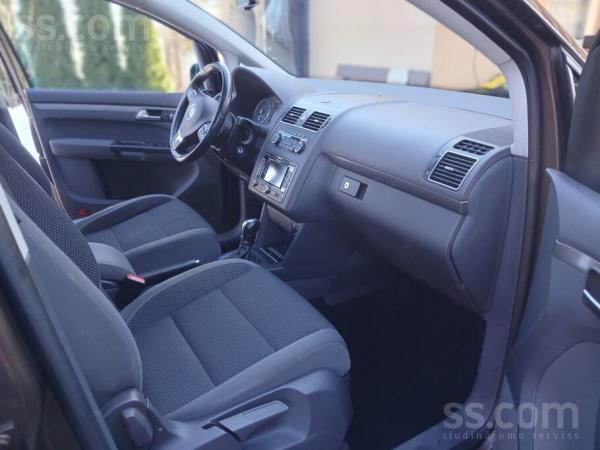 Brūns Volkswagen Touran 2011 Daugavpils, ar dzinēja tilpumu 2.00 L un nobraukumu 242 tūkst. km par 7300 €, foto 6 vietnē AUTOMOTO.COM.LV