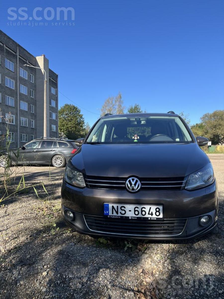 Brown Volkswagen Touran 2011 in Jekabpils, with an engine capacity of 1.60 L and mileage of 262 thousand km for 4500 €, photo 1 on AUTOMOTO.COM.LV