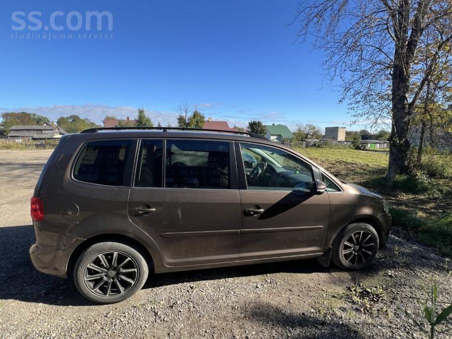 Brown Volkswagen Touran 2011 in Jekabpils, with an engine capacity of 1.60 L and mileage of 262 thousand km for 4500 €, photo 4 on AUTOMOTO.COM.LV