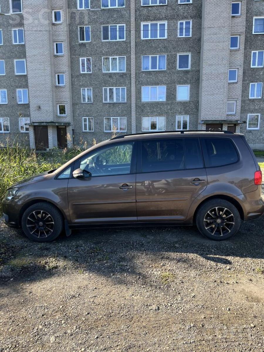 Brown Volkswagen Touran 2011 in Jekabpils, with an engine capacity of 1.60 L and mileage of 262 thousand km for 4500 €, photo 6 on AUTOMOTO.COM.LV