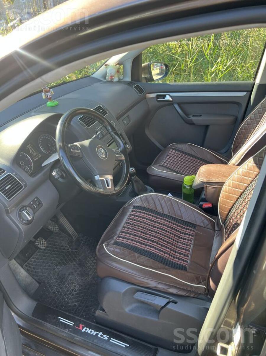 Brown Volkswagen Touran 2011 in Jekabpils, with an engine capacity of 1.60 L and mileage of 262 thousand km for 4500 €, photo 8 on AUTOMOTO.COM.LV