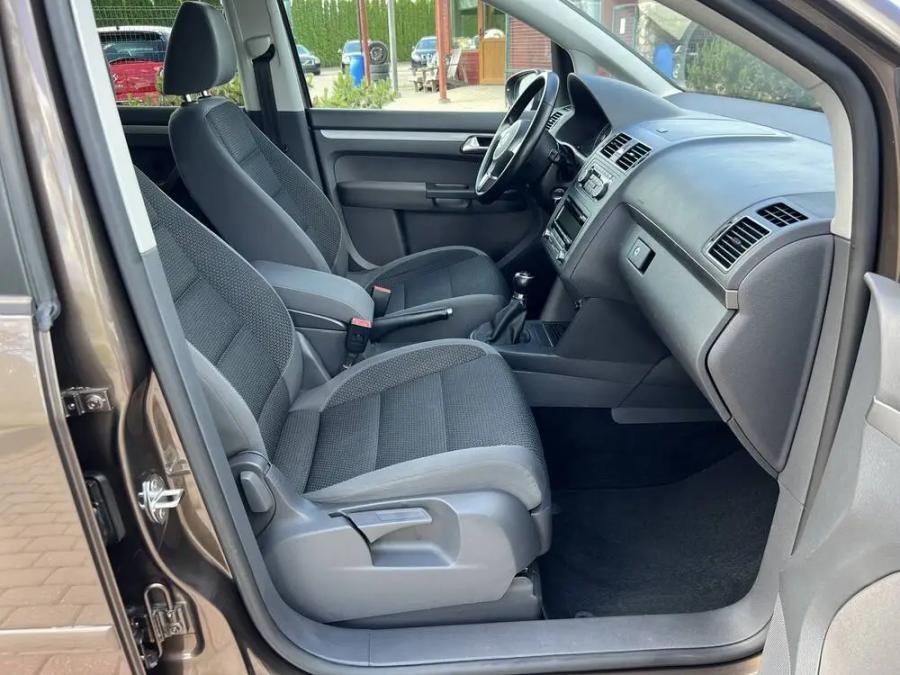 Brūns Volkswagen Touran 2011 Cēsis, ar dzinēja tilpumu 1.40 L un nobraukumu 223 tūkst. km par 6500 €, foto 13 vietnē AUTOMOTO.COM.LV