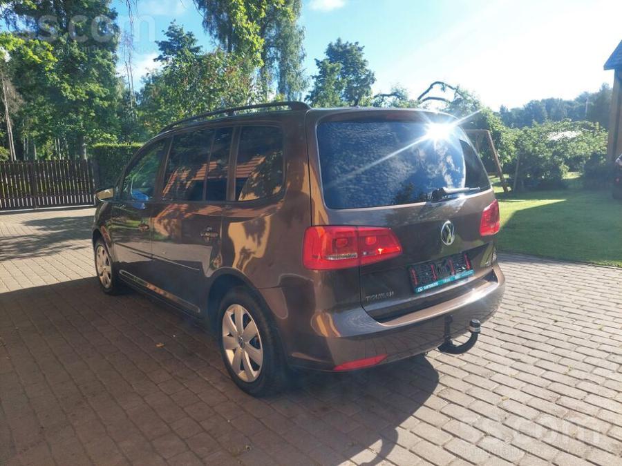 Brūns Volkswagen Touran 2011 Cēsis, ar dzinēja tilpumu 1.60 L un nobraukumu 230 tūkst. km par 6950 €, foto 5 vietnē AUTOMOTO.COM.LV
