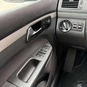 Brūns Volkswagen Touran 2011 Kaišiadorys, ar dzinēja tilpumu 1.60 L un nobraukumu 264 tūkst. km par 5450 €, foto 33 vietnē AUTOMOTO.COM.LV