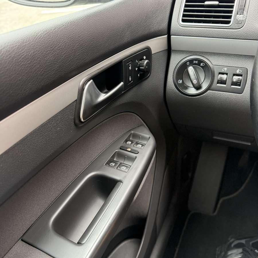 Brūns Volkswagen Touran 2011 Kaišiadorys, ar dzinēja tilpumu 1.60 L un nobraukumu 264 tūkst. km par 5450 €, foto 33 vietnē AUTOMOTO.COM.LV