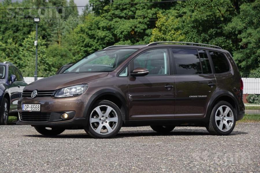 Brown Volkswagen Touran 2011 in Riga, with an engine capacity of 1.60 L and mileage of 272 thousand km for 6990 €, photo 1 on AUTOMOTO.COM.LV