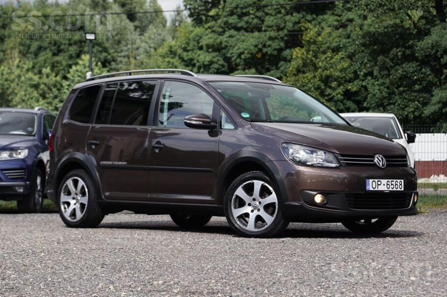 Brown Volkswagen Touran 2011 in Riga, with an engine capacity of 1.60 L and mileage of 272 thousand km for 6990 €, photo 3 on AUTOMOTO.COM.LV