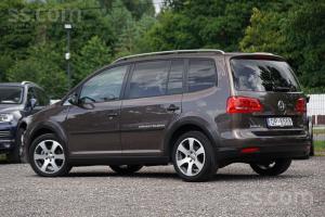 Brown Volkswagen Touran 2011 in Riga, with an engine capacity of 1.60 L and mileage of 272 thousand km for 6990 €, photo 4 on AUTOMOTO.COM.LV