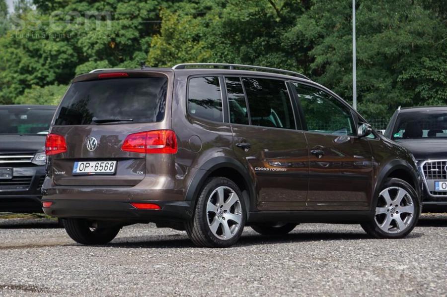 Brown Volkswagen Touran 2011 in Riga, with an engine capacity of 1.60 L and mileage of 272 thousand km for 6990 €, photo 5 on AUTOMOTO.COM.LV