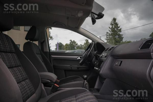 Brown Volkswagen Touran 2011 in Riga, with an engine capacity of 1.60 L and mileage of 272 thousand km for 6990 €, photo 5 on AUTOMOTO.COM.LV