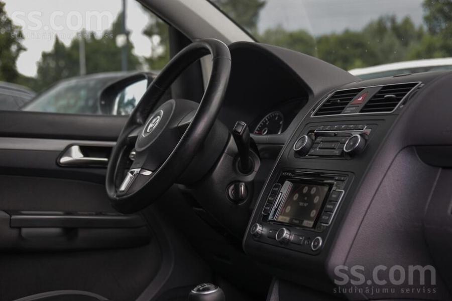 Brown Volkswagen Touran 2011 in Riga, with an engine capacity of 1.60 L and mileage of 272 thousand km for 6990 €, photo 7 on AUTOMOTO.COM.LV