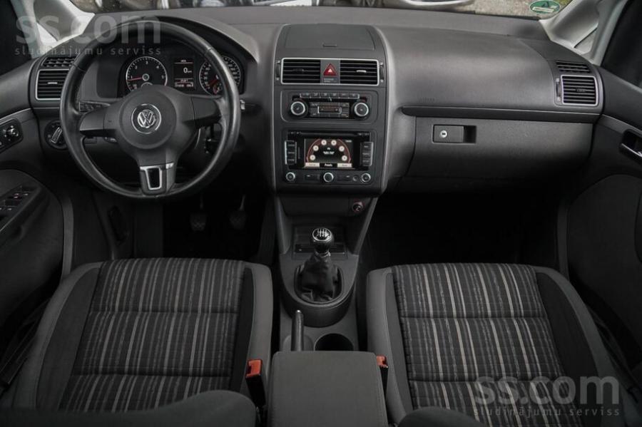 Brown Volkswagen Touran 2011 in Riga, with an engine capacity of 1.60 L and mileage of 272 thousand km for 6990 €, photo 9 on AUTOMOTO.COM.LV