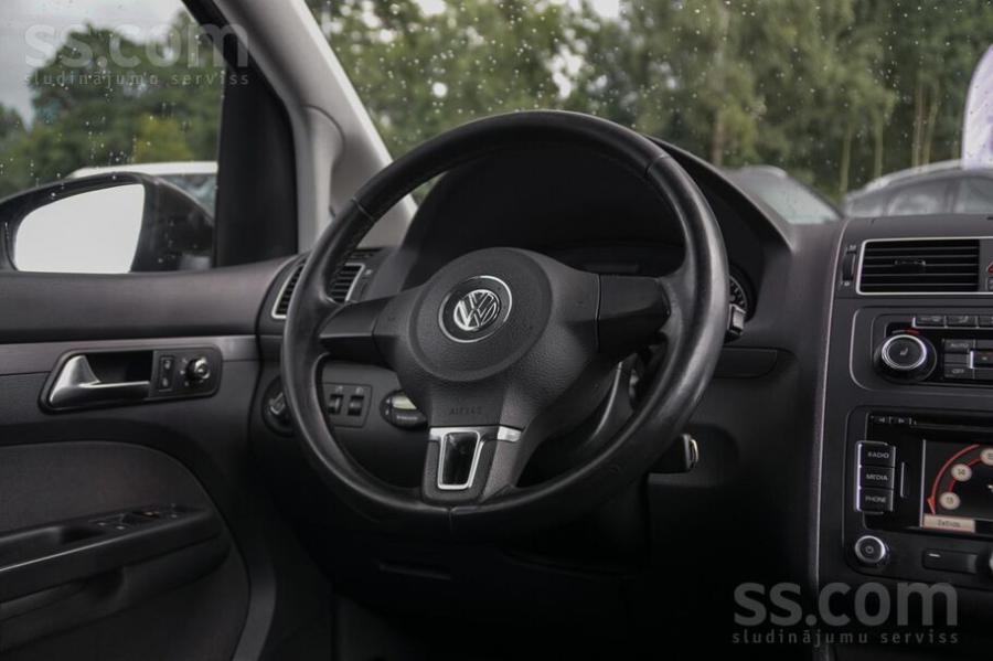 Brown Volkswagen Touran 2011 in Riga, with an engine capacity of 1.60 L and mileage of 272 thousand km for 6990 €, photo 12 on AUTOMOTO.COM.LV