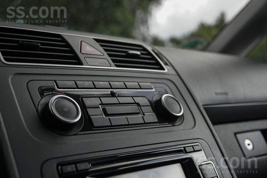 Brown Volkswagen Touran 2011 in Riga, with an engine capacity of 1.60 L and mileage of 272 thousand km for 6990 €, photo 16 on AUTOMOTO.COM.LV