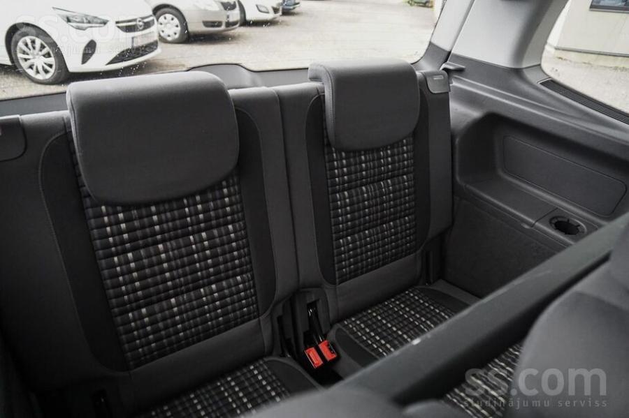 Brown Volkswagen Touran 2011 in Riga, with an engine capacity of 1.60 L and mileage of 272 thousand km for 6990 €, photo 18 on AUTOMOTO.COM.LV