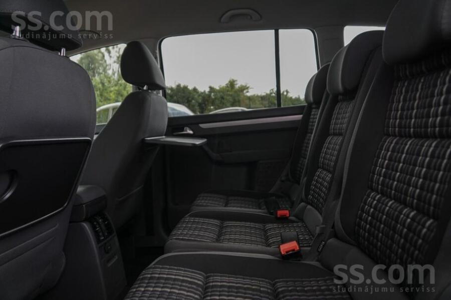 Brown Volkswagen Touran 2011 in Riga, with an engine capacity of 1.60 L and mileage of 272 thousand km for 6990 €, photo 19 on AUTOMOTO.COM.LV