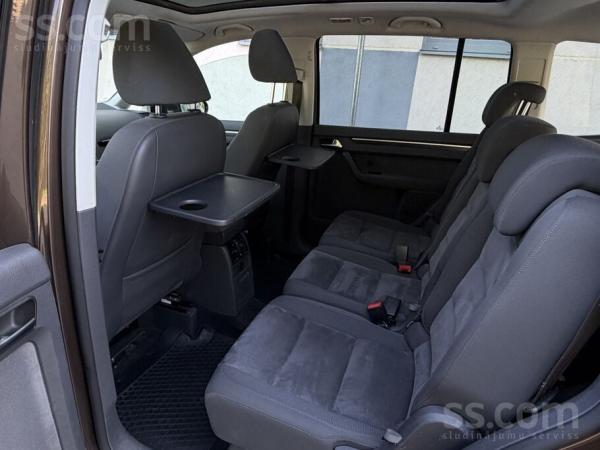 Brown Volkswagen Touran 2011 in Jelgava, with an engine capacity of 2.00 L and mileage of 293 thousand km for 5700 €, photo 9 on AUTOMOTO.COM.LV