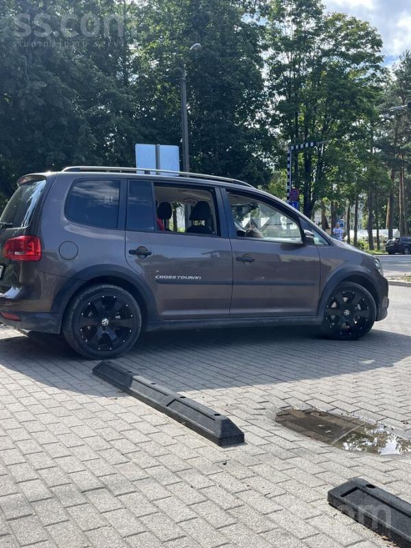 Brūns Volkswagen Touran 2011 Rīga, ar dzinēja tilpumu 2.00 L un nobraukumu 409 tūkst. km par 6000 €, foto 1 vietnē AUTOMOTO.COM.LV
