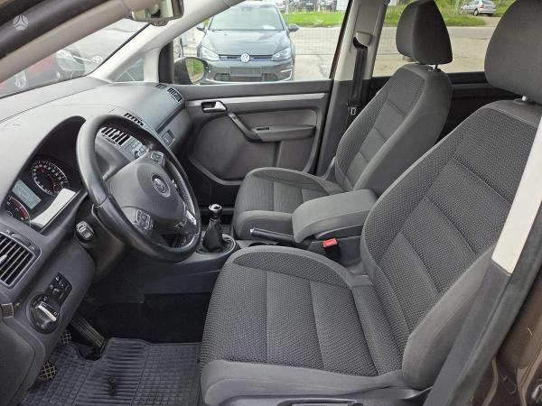 Brūns Volkswagen Touran 2011 Marijampole, ar dzinēja tilpumu 1.39 L un nobraukumu 282 tūkst. km par 4750 €, foto 10 vietnē AUTOMOTO.COM.LV