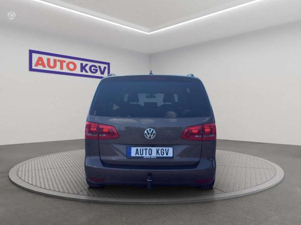 Brown Volkswagen Touran 2011 in Vilnius, with an engine capacity of 1.60 L and mileage of 293 thousand km for 5999 €, photo 4 on AUTOMOTO.COM.LV