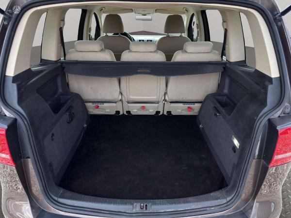 Brown Volkswagen Touran 2011 in Vilnius, with an engine capacity of 1.60 L and mileage of 293 thousand km for 5999 €, photo 10 on AUTOMOTO.COM.LV