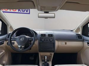Brown Volkswagen Touran 2011 in Vilnius, with an engine capacity of 1.60 L and mileage of 293 thousand km for 5999 €, photo 13 on AUTOMOTO.COM.LV