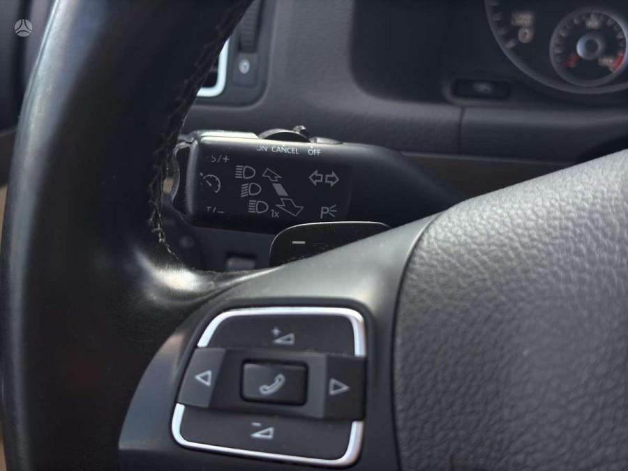 Brown Volkswagen Touran 2011 in Vilnius, with an engine capacity of 1.60 L and mileage of 293 thousand km for 5999 €, photo 19 on AUTOMOTO.COM.LV