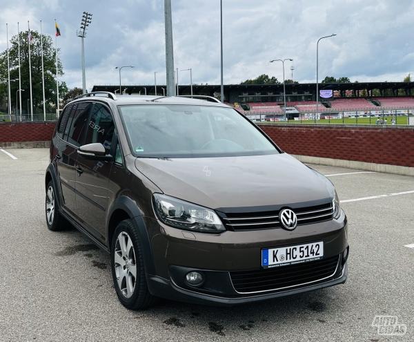 Volkswagen Touran 2011 in Telschi on AUTOMOTO.COM.LV Brown Volkswagen Touran 2011 in Telschi, with an engine capacity of 2.00 L and mileage of 296 thousand km for 6900 €, photo 3 on AUTOMOTO.COM.LV