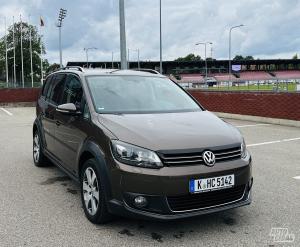 Brown Volkswagen Touran 2011 in Telschi, with an engine capacity of 2.00 L and mileage of 296 thousand km for 6900 €, photo 3 on AUTOMOTO.COM.LV