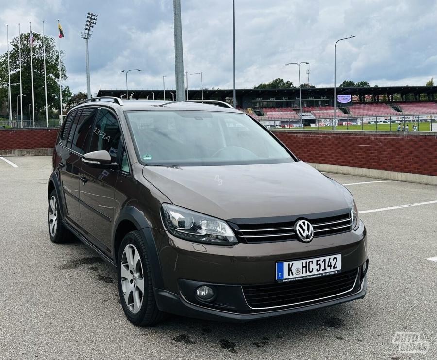 Brown Volkswagen Touran 2011 in Telschi, with an engine capacity of 2.00 L and mileage of 296 thousand km for 6900 €, photo 3 on AUTOMOTO.COM.LV