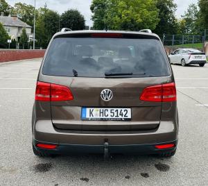Brown Volkswagen Touran 2011 in Telschi, with an engine capacity of 2.00 L and mileage of 296 thousand km for 6900 €, photo 5 on AUTOMOTO.COM.LV
