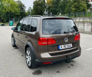 Brown Volkswagen Touran 2011 in Telschi, with an engine capacity of 2.00 L and mileage of 296 thousand km for 6900 €, photo 6 on AUTOMOTO.COM.LV