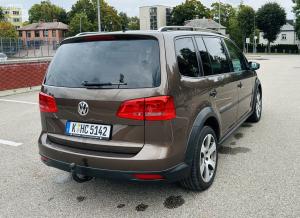 Brown Volkswagen Touran 2011 in Telschi, with an engine capacity of 2.00 L and mileage of 296 thousand km for 6900 €, photo 7 on AUTOMOTO.COM.LV