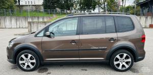 Brown Volkswagen Touran 2011 in Telschi, with an engine capacity of 2.00 L and mileage of 296 thousand km for 6900 €, photo 9 on AUTOMOTO.COM.LV
