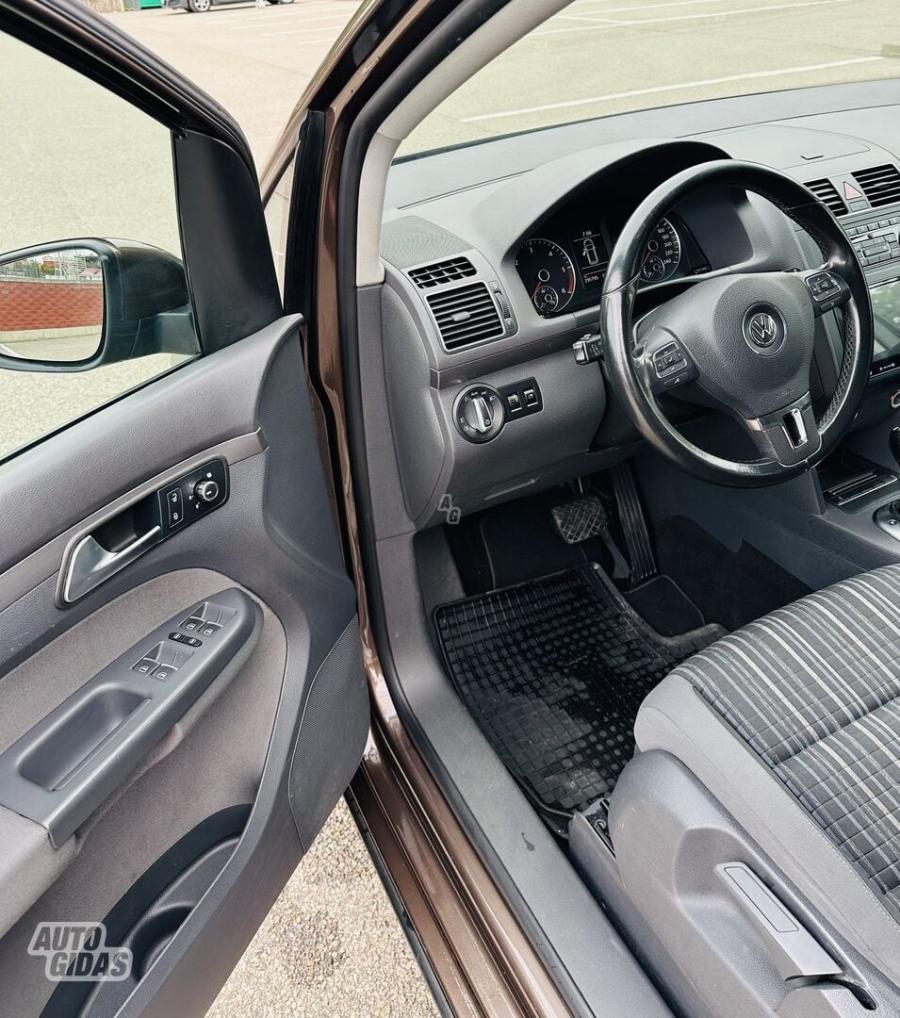 Brown Volkswagen Touran 2011 in Telschi, with an engine capacity of 2.00 L and mileage of 296 thousand km for 6900 €, photo 10 on AUTOMOTO.COM.LV