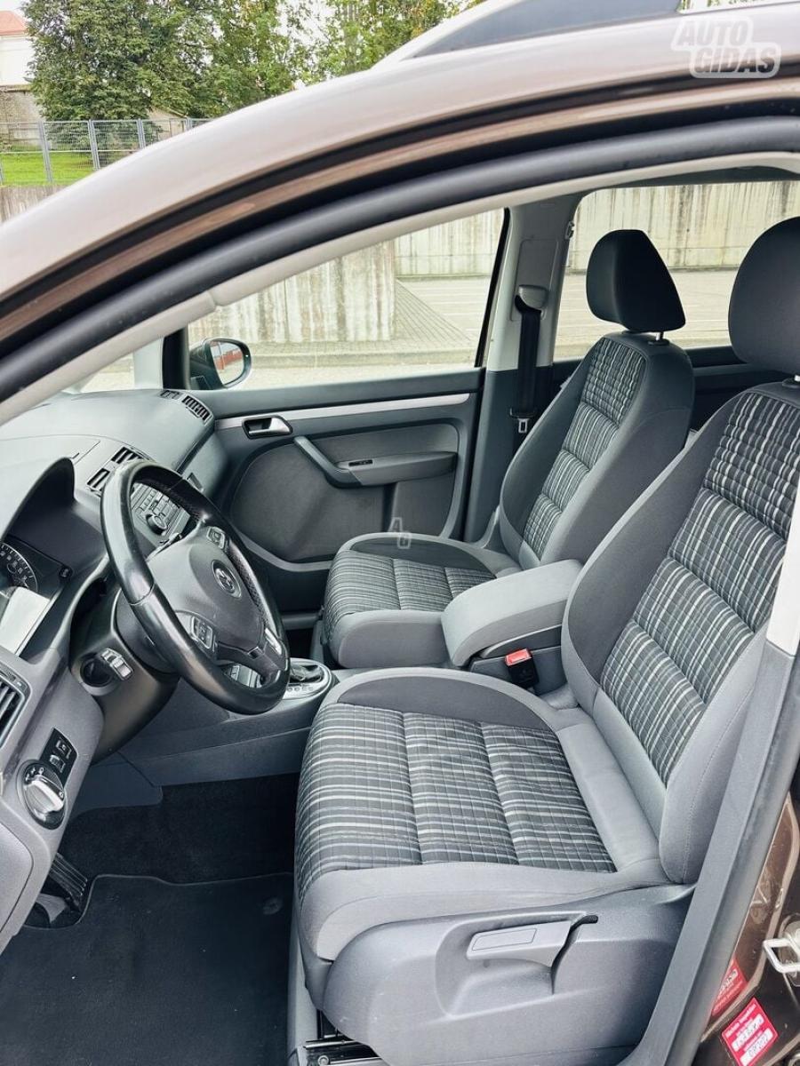 Brown Volkswagen Touran 2011 in Telschi, with an engine capacity of 2.00 L and mileage of 296 thousand km for 6900 €, photo 12 on AUTOMOTO.COM.LV