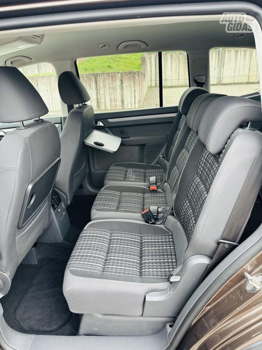 Brown Volkswagen Touran 2011 in Telschi, with an engine capacity of 2.00 L and mileage of 296 thousand km for 6900 €, photo 13 on AUTOMOTO.COM.LV