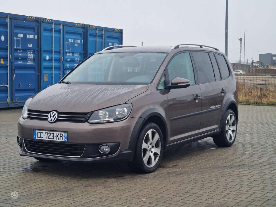 Brown Volkswagen Touran 2012 in Taurage, with an engine capacity of 1.60 L and mileage of 289 thousand km for 5990 €, photo 1 on AUTOMOTO.COM.LV
