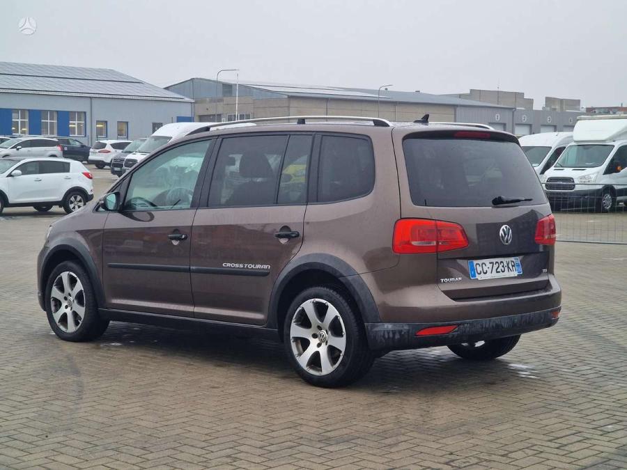 Brown Volkswagen Touran 2012 in Taurage, with an engine capacity of 1.60 L and mileage of 289 thousand km for 5990 €, photo 3 on AUTOMOTO.COM.LV