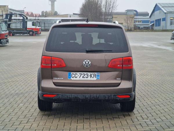 Brown Volkswagen Touran 2012 in Taurage, with an engine capacity of 1.60 L and mileage of 289 thousand km for 5990 €, photo 4 on AUTOMOTO.COM.LV