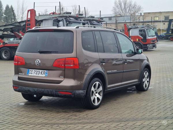 Brown Volkswagen Touran 2012 in Taurage, with an engine capacity of 1.60 L and mileage of 289 thousand km for 5990 €, photo 5 on AUTOMOTO.COM.LV