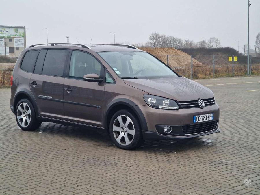Brown Volkswagen Touran 2012 in Taurage, with an engine capacity of 1.60 L and mileage of 289 thousand km for 5990 €, photo 7 on AUTOMOTO.COM.LV